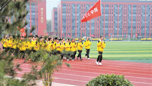 介休市绵山现代双语学校的学生正进行大课间跑操活动晋中日报多媒体数字报刊平台